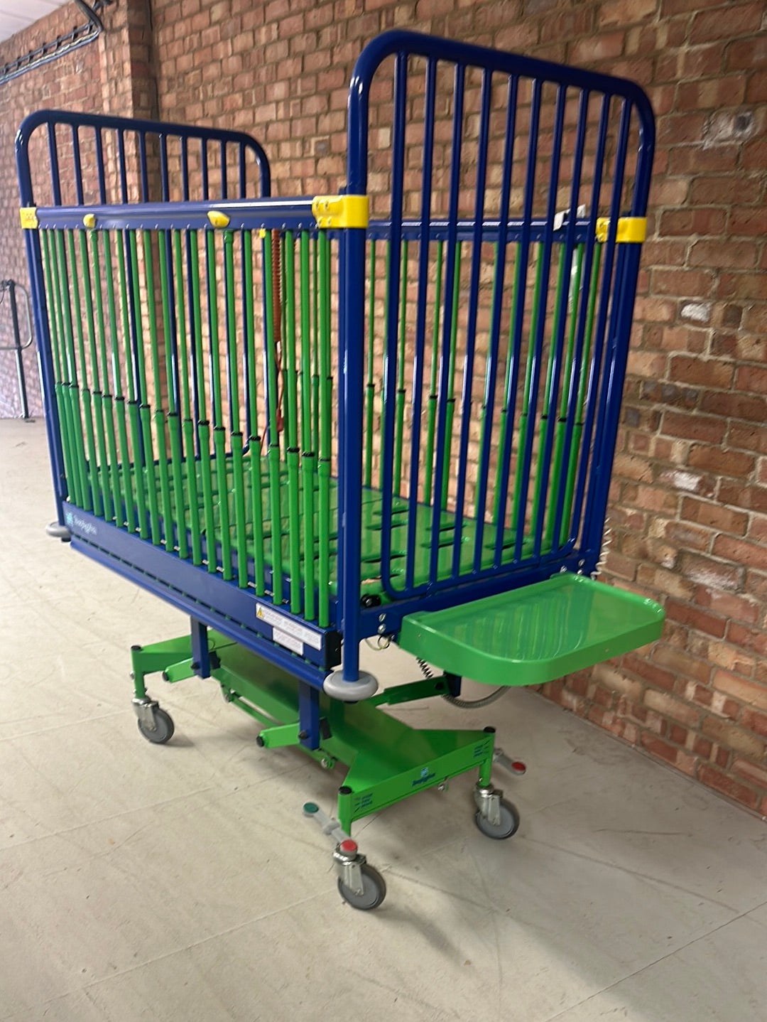 Sidhil Inspiration Electric Infant Cot with Controller – SelfiMed UK