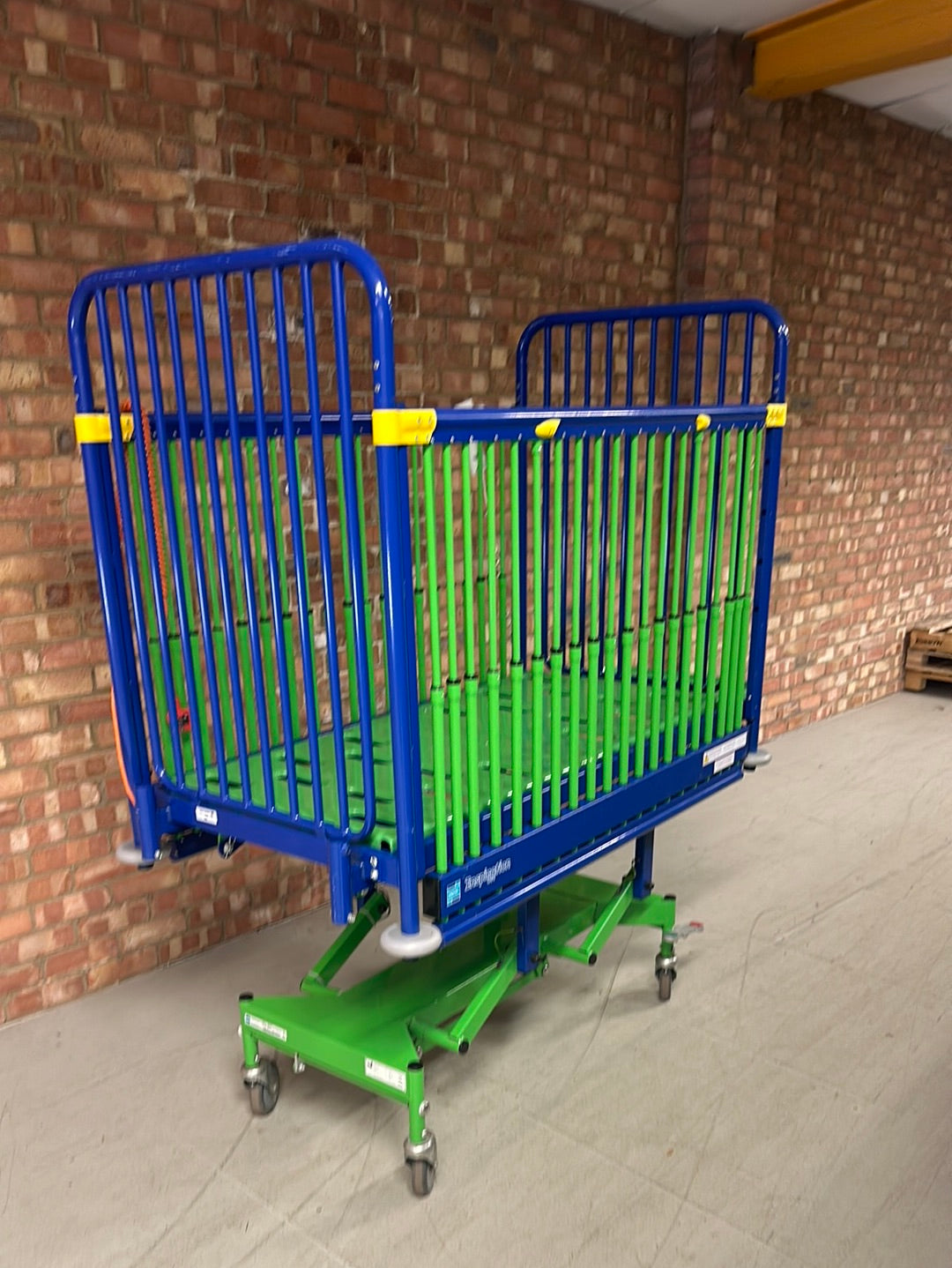 Sidhil Inspiration Electric Infant Cot with Controller – SelfiMed UK